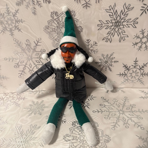 Snoop Dogg | Holiday | Christmas Snoop Dogg On A Stoop Elf On The Shelf ...